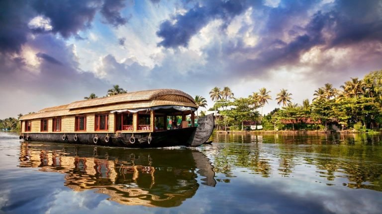 Explore famous places in kerala with ghum india ghum
